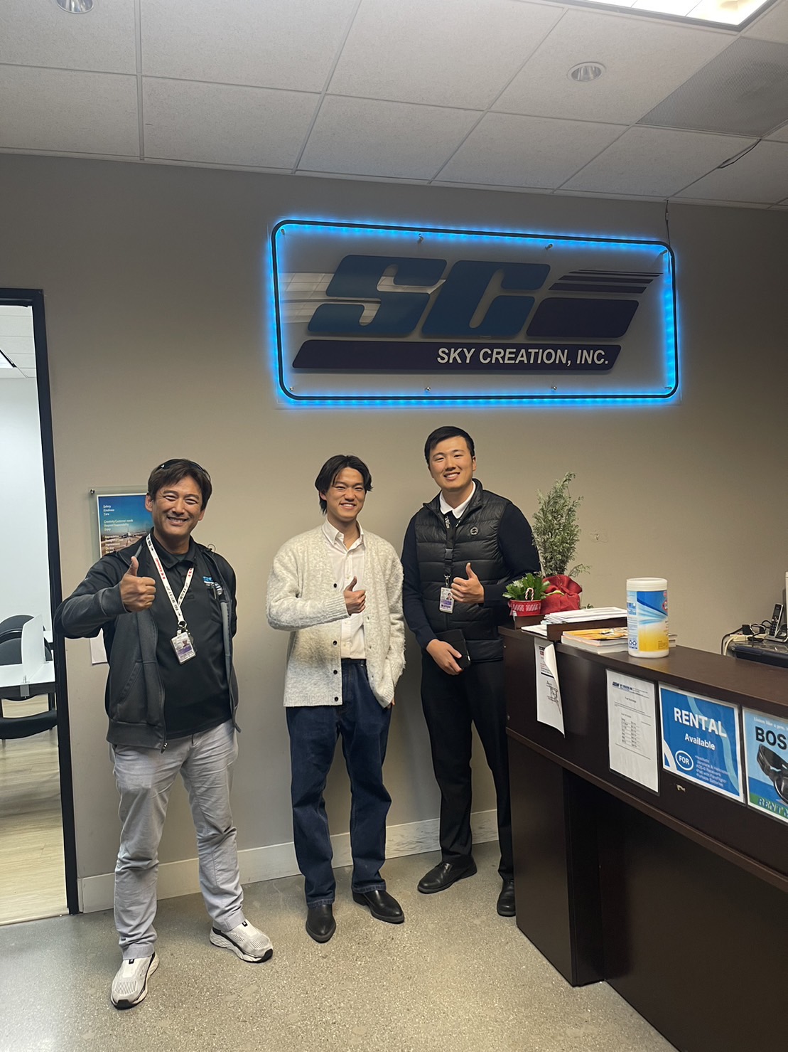 『日本とアメリカ、迷うところですね！』 - Sky Creation, Inc.